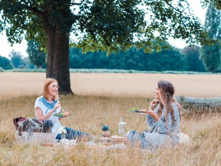 10 Characteristics of Truly Happy People (With Examples)