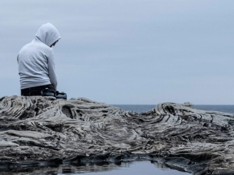 4 Habits to Help You Stop Living in the Past (With Examples)