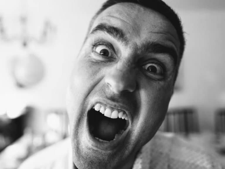 10 Characteristics of Truly Happy People (With Examples)