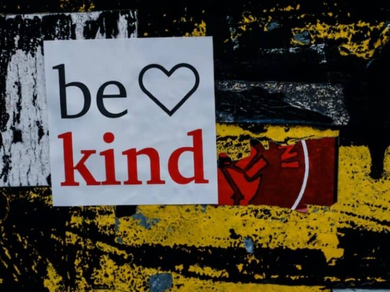 10 Undeniable Characteristics of Kind People (With Examples)
